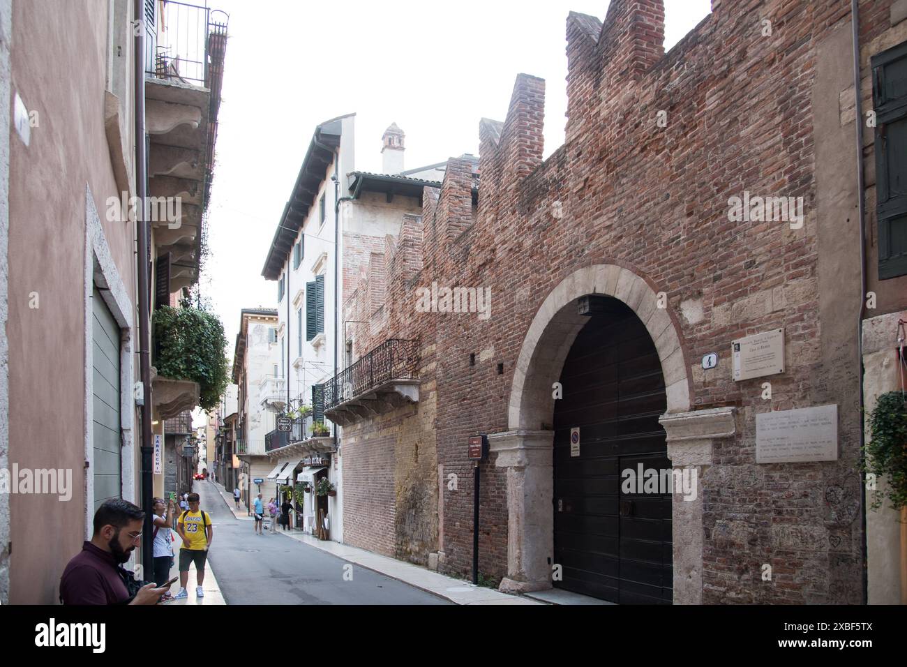 Entrance to Gothic Casa di Romeo (Romeo`s house), Casa di Cagnolo ...