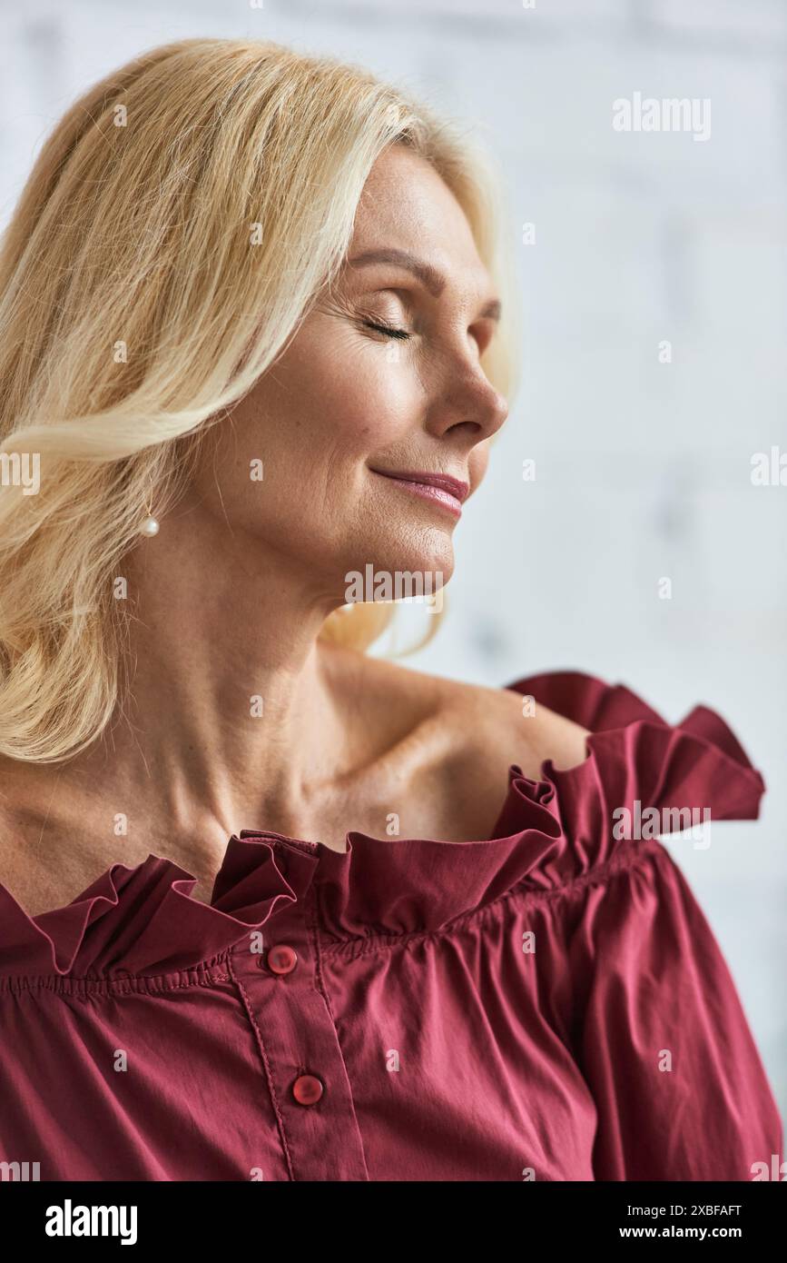 Sophisticated lifestyle hi-res stock photography and images - Alamy