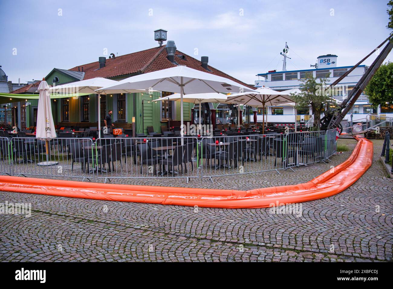 Konstanz, Hochwassersperre am Hafen *** Constance, flood barrier at the ...