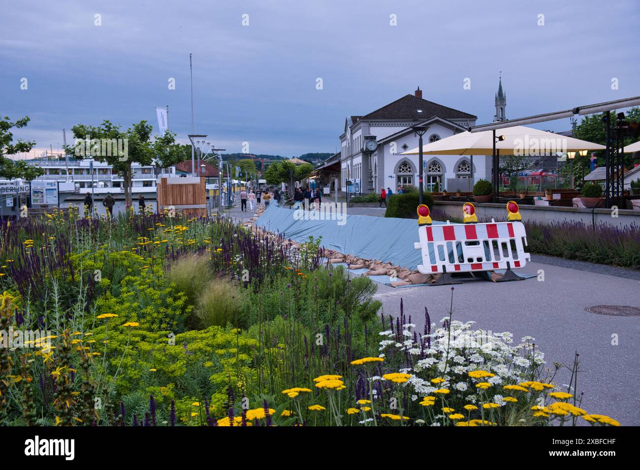 Konstanz, Hochwassersperre am Hafen vor dem Konzil *** Constance, flood ...