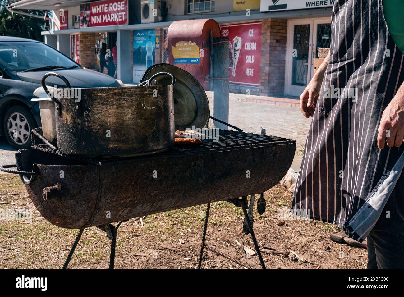 Man braaing boerewors next to the road. Lorraine, Gqeberha, South ...