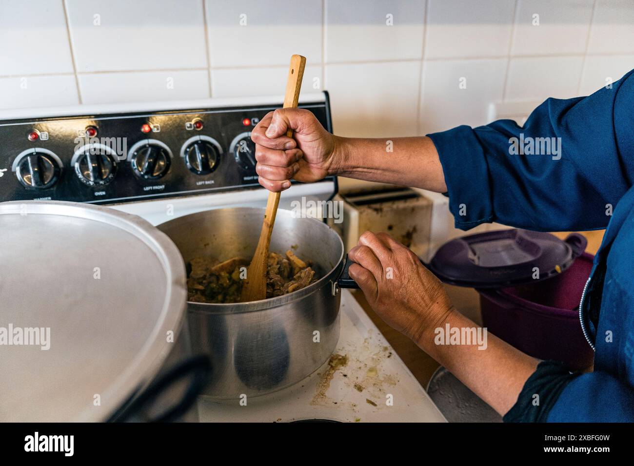 Cooking traditional samp and beans Stock Photo - Alamy