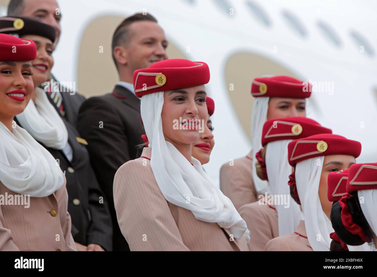 Flugbegleiter und Flugbegleiterinnen der Fluggesellschaft Emirates. ILA ...
