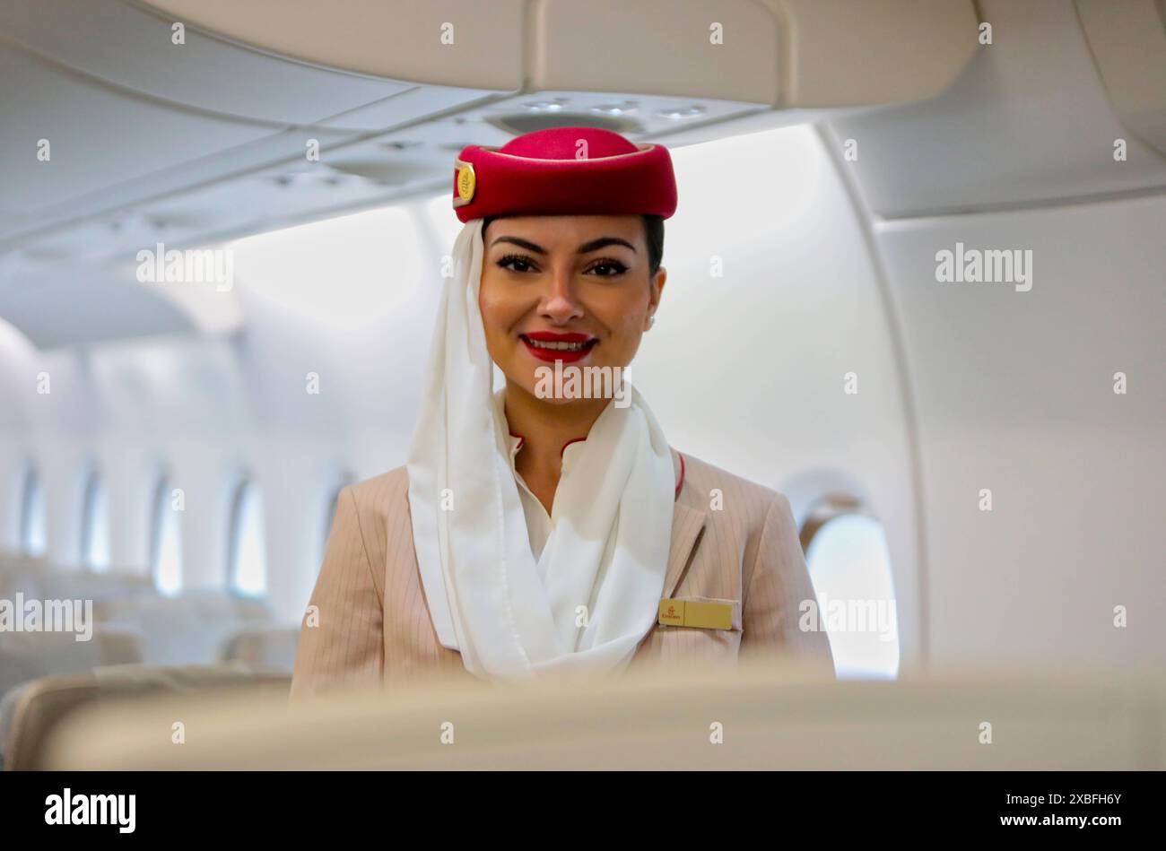 Eine Flugbegleiterin der Fluggesellschaft Emirates in einem ...