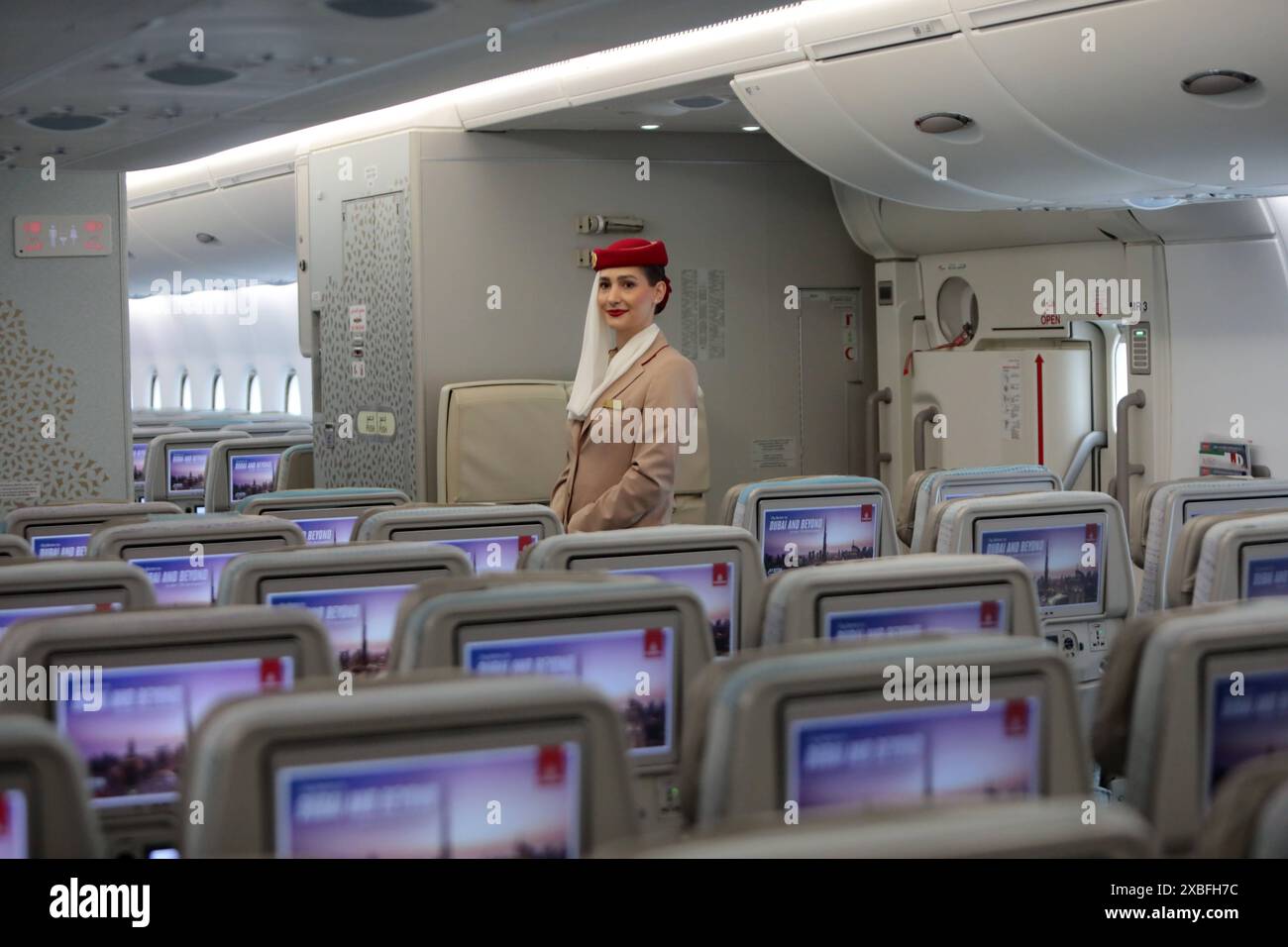 Eine Flugbegleiterin der Fluggesellschaft Emirates in einem ...