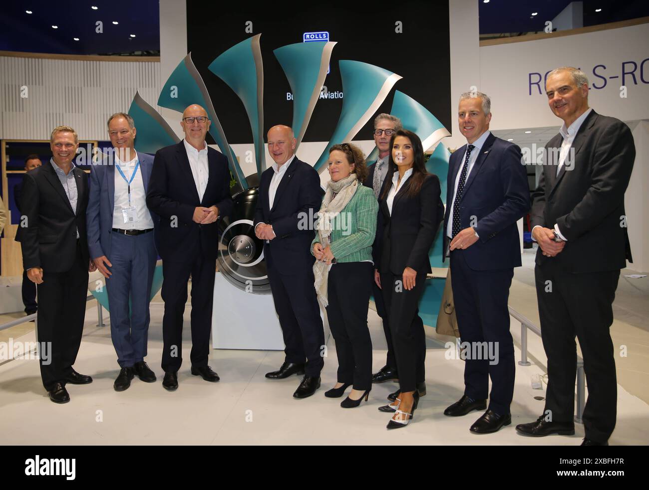 Gruppenbild bei der Firma Rolls Royce. Von links: Dr. Dirk Geisinger ...