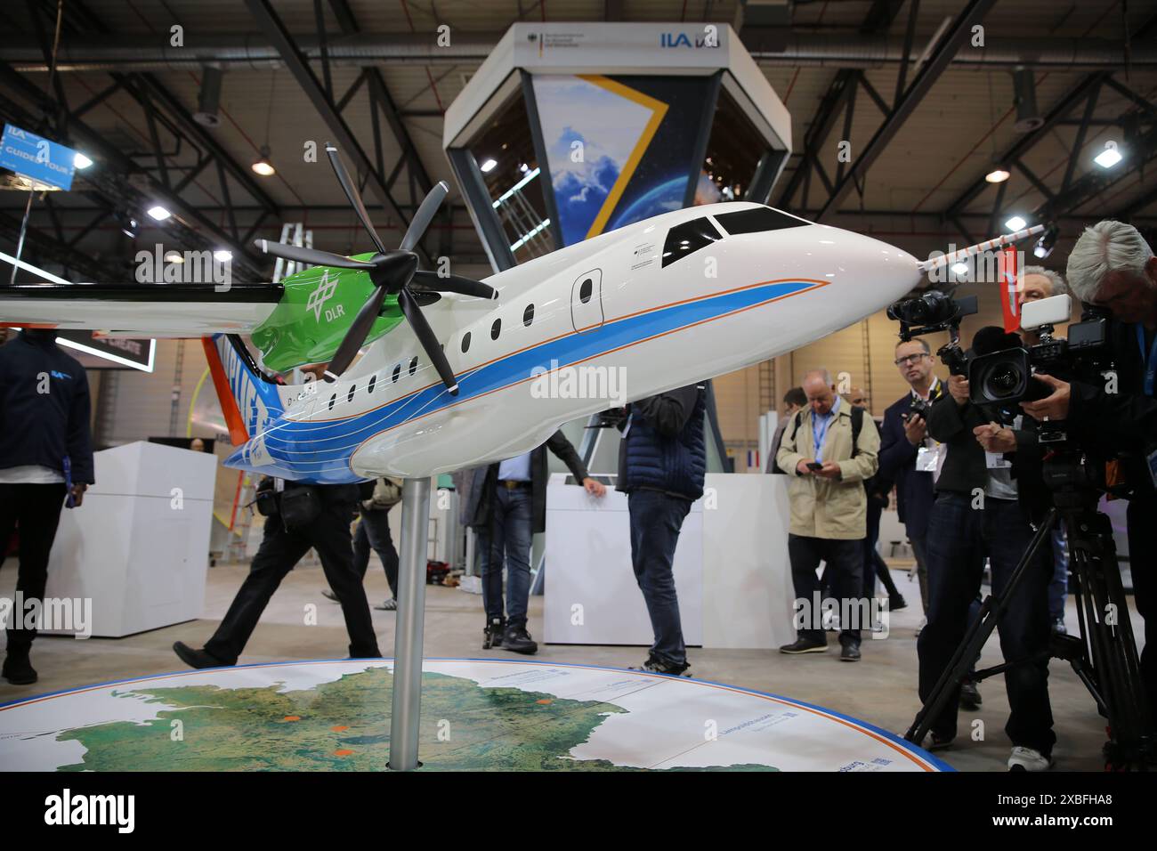 Modell eines Flugzeugs vom Typ Dornier 328-100 UpLift des Deutschen Zentrum für Luft- und ...