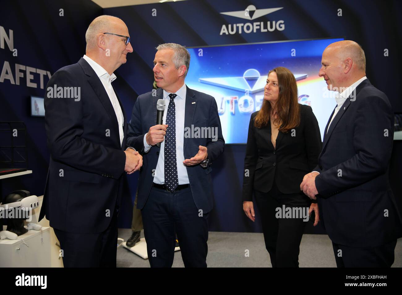 Dr. Dietmar Woidke links und Kai Wegner rechts besuchen den Stand der Firma Autoflug an der ILA ...