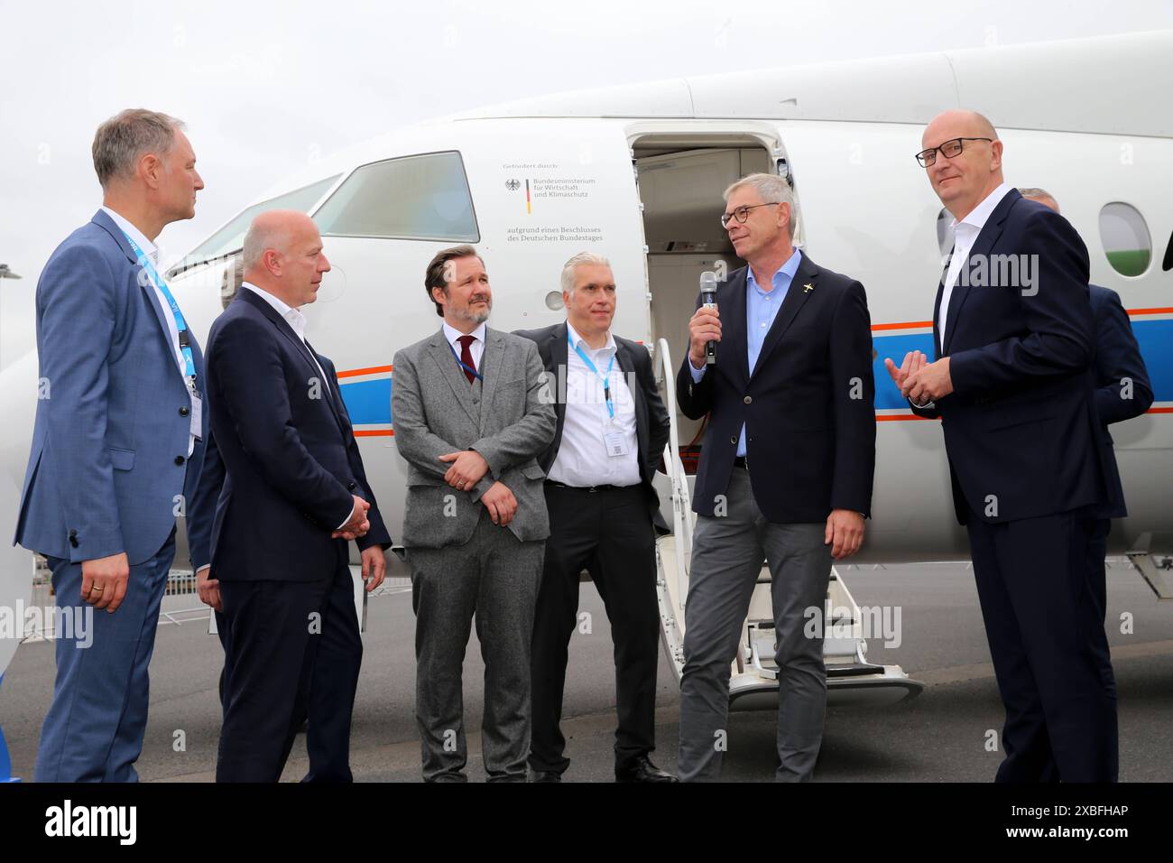 Dr. Diemtar Woidke rechts und Kai Wegner bei DLR vor einem Flugzeug vom ...