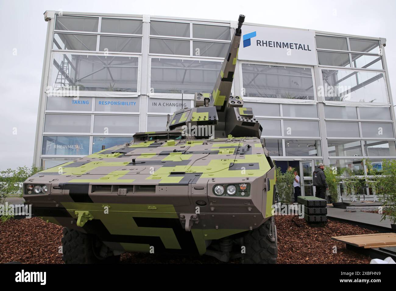 Ein Flugabwehrsystem Skyranger 30 auf Basis des Radpanzer Boxer vor dem ...