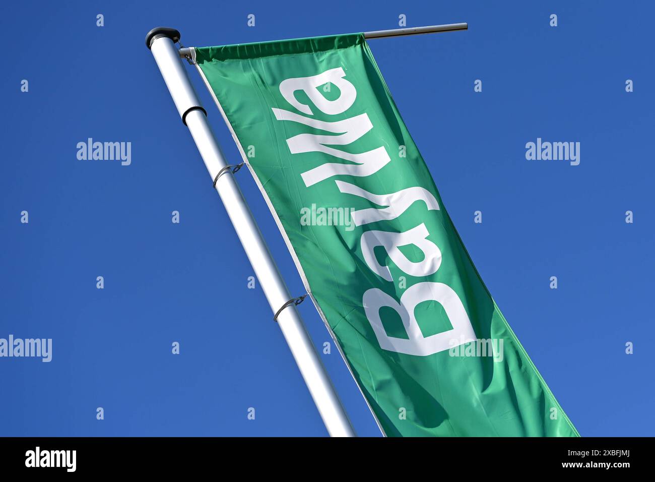 Baustoffhandel BayWa in schwerer Krise.BayWa Flagge,Fahne Schriftzug ...