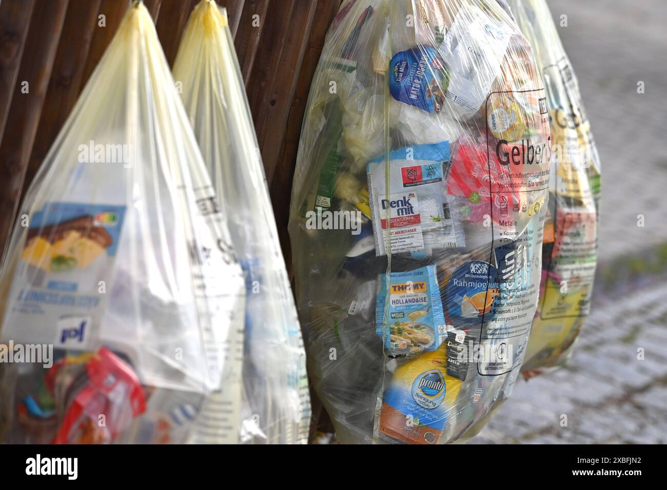 Muelll,Muell:Der Gelbe Sack mit Verpackungsmuell,Umverpackungen haengt ...