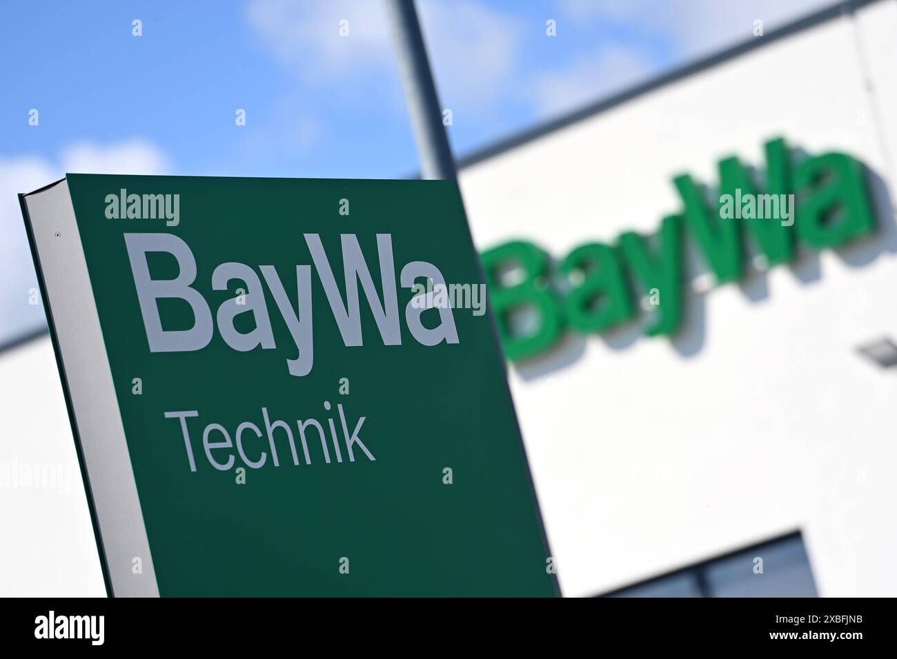 Baustoffhandel BayWa in schwerer Krise.BayWa Schriftzug,Logo,Emblem,Firmenemblem an der BayWa ...