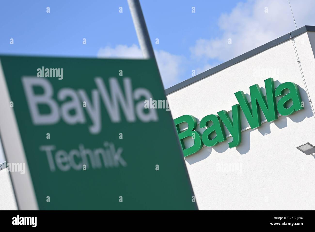 Baustoffhandel BayWa in schwerer Krise.BayWa Schriftzug,Logo,Emblem ...