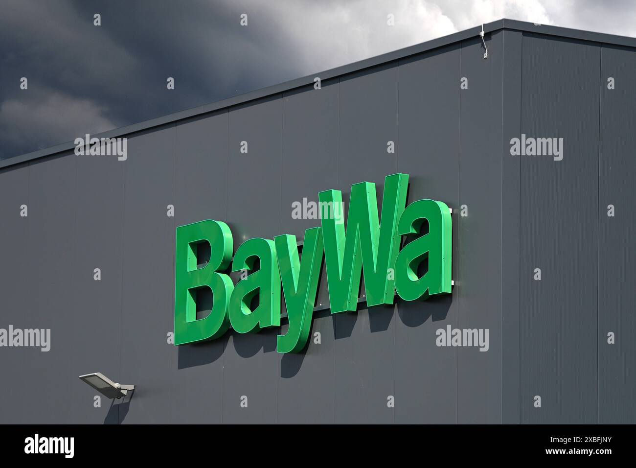 Baustoffhandel BayWa in schwerer Krise.BayWa Schriftzug,Logo,Emblem ...