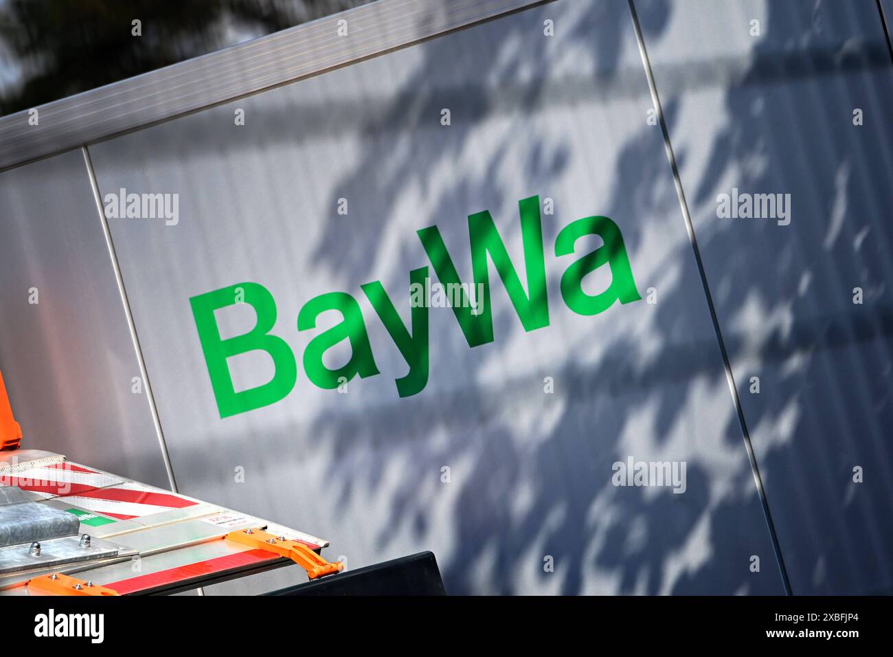 Baustoffhandel BayWa in schwerer Krise.BayWa Schriftzug,Logo,Emblem ...