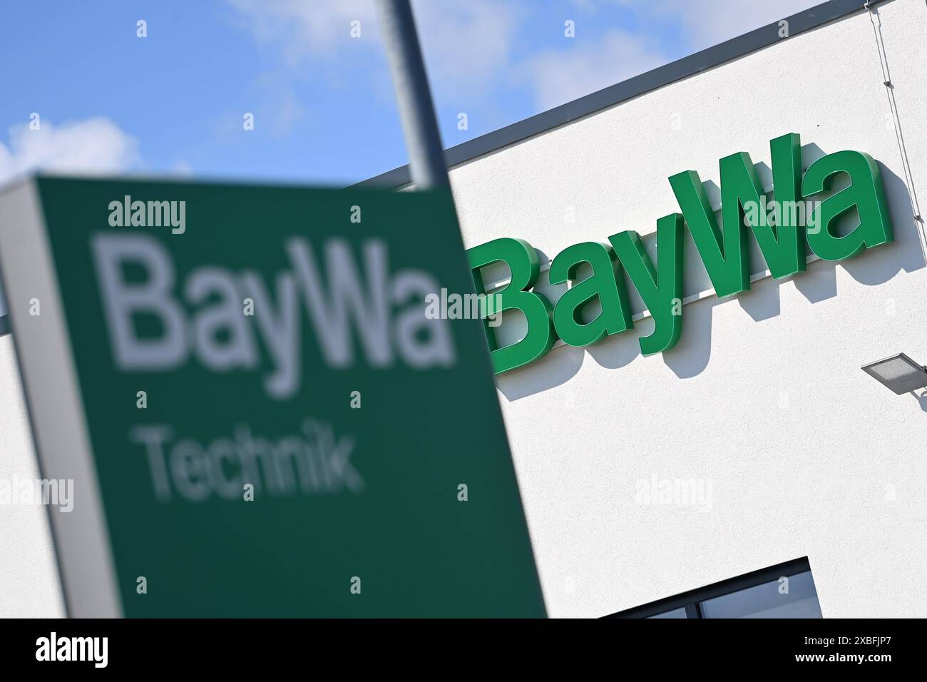 Baustoffhandel BayWa in schwerer Krise.BayWa Schriftzug,Logo,Emblem ...