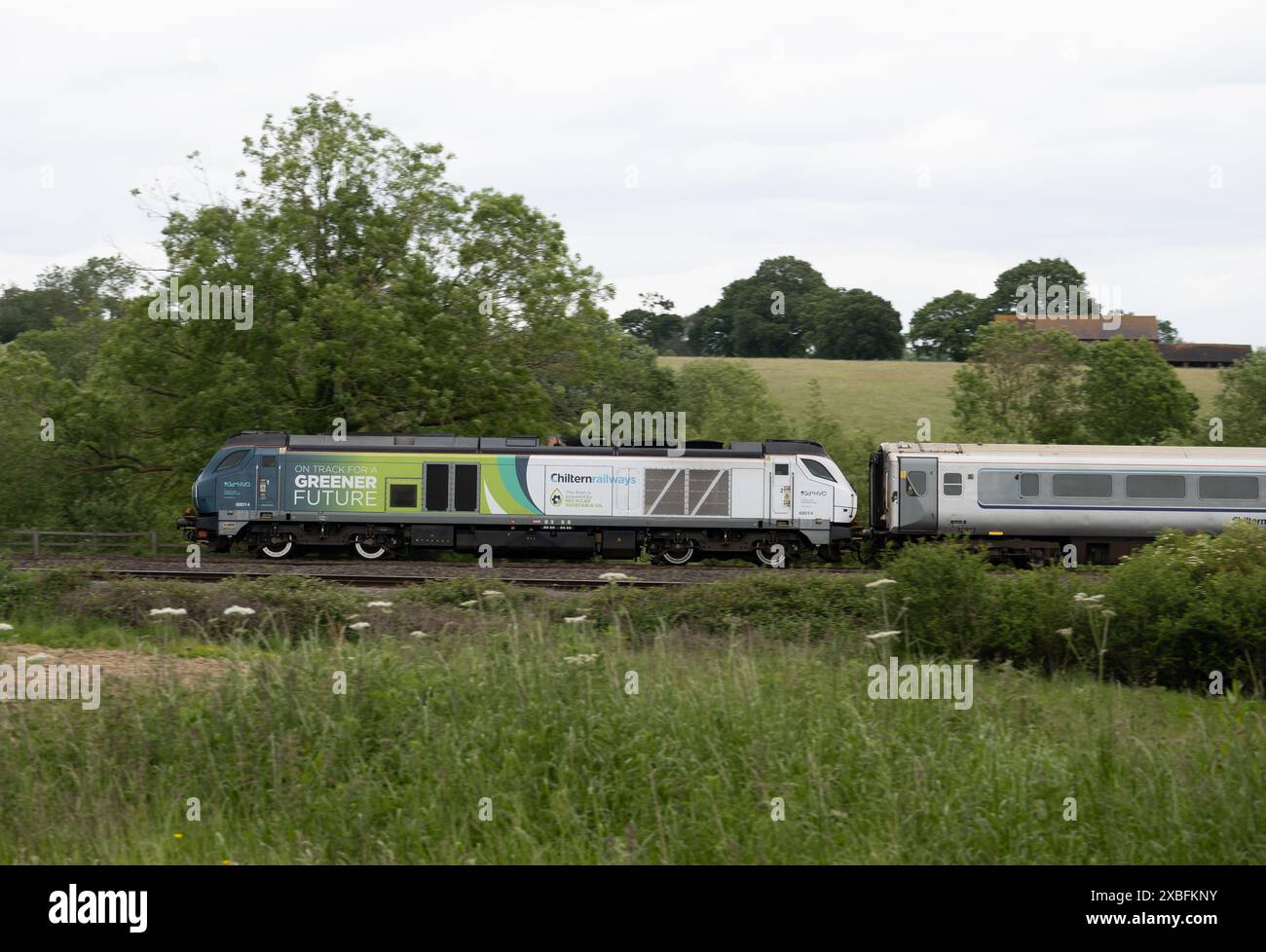 Class 68 diesel locomotive No. 68014 pulling a Chiltern Railways train ...