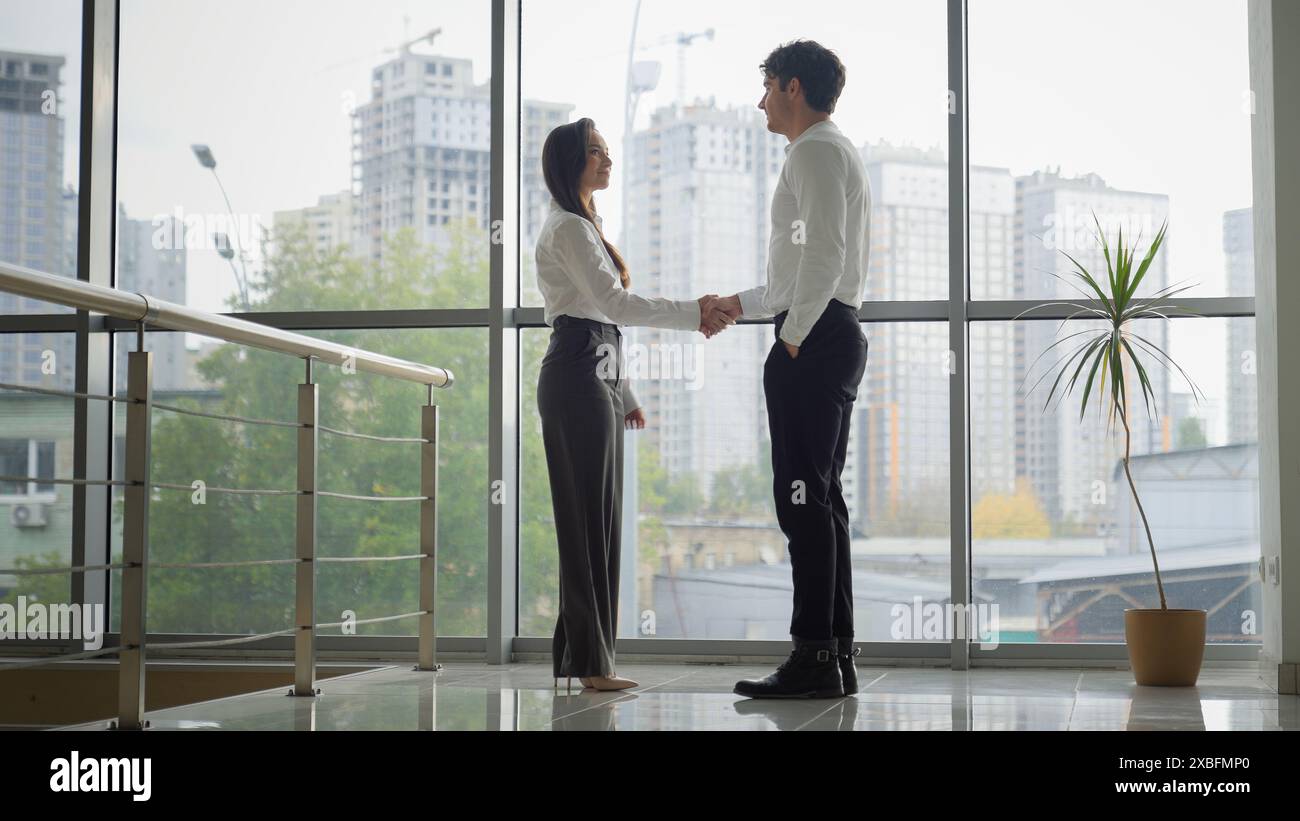 Male female partners shaking hi-res stock photography and images - Alamy