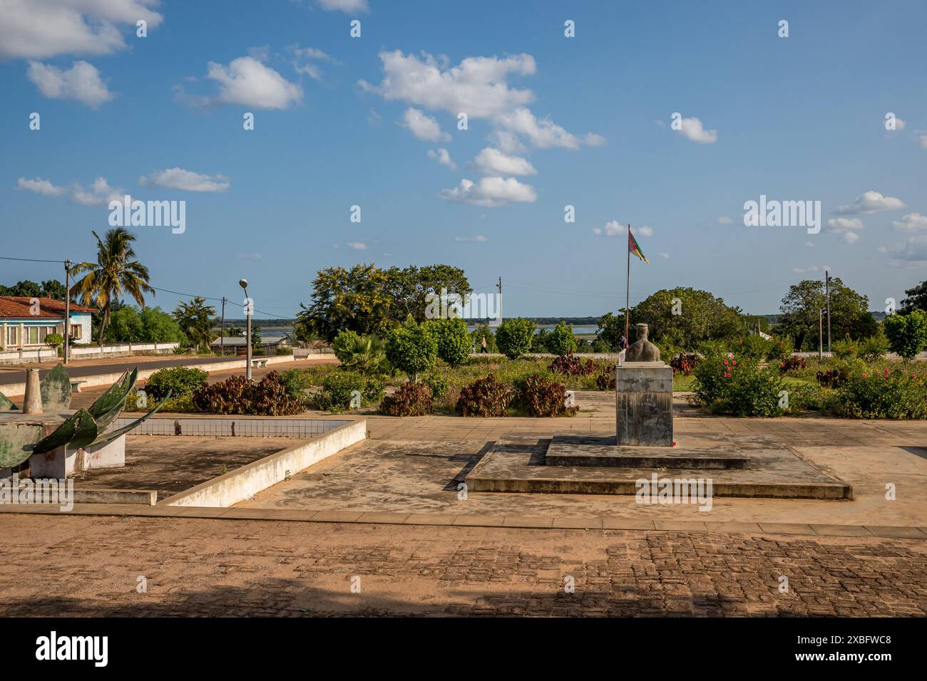 Mozambique, Gaza, Manjacaze (Mandlakazi), Main square with the statue ...