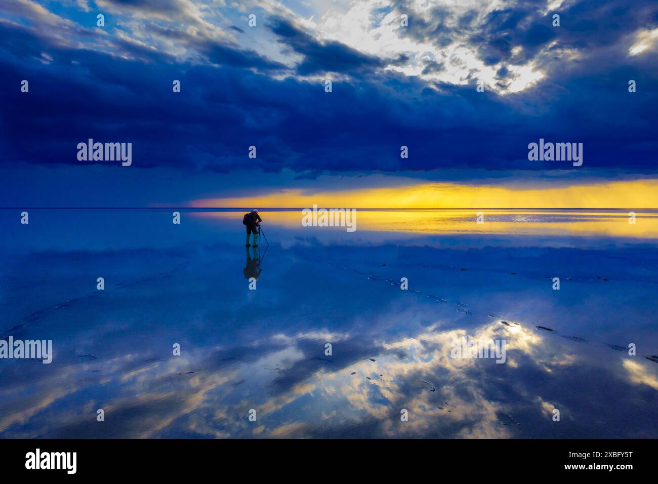 Lone photographer takes picture hi-res stock photography and images - Alamy