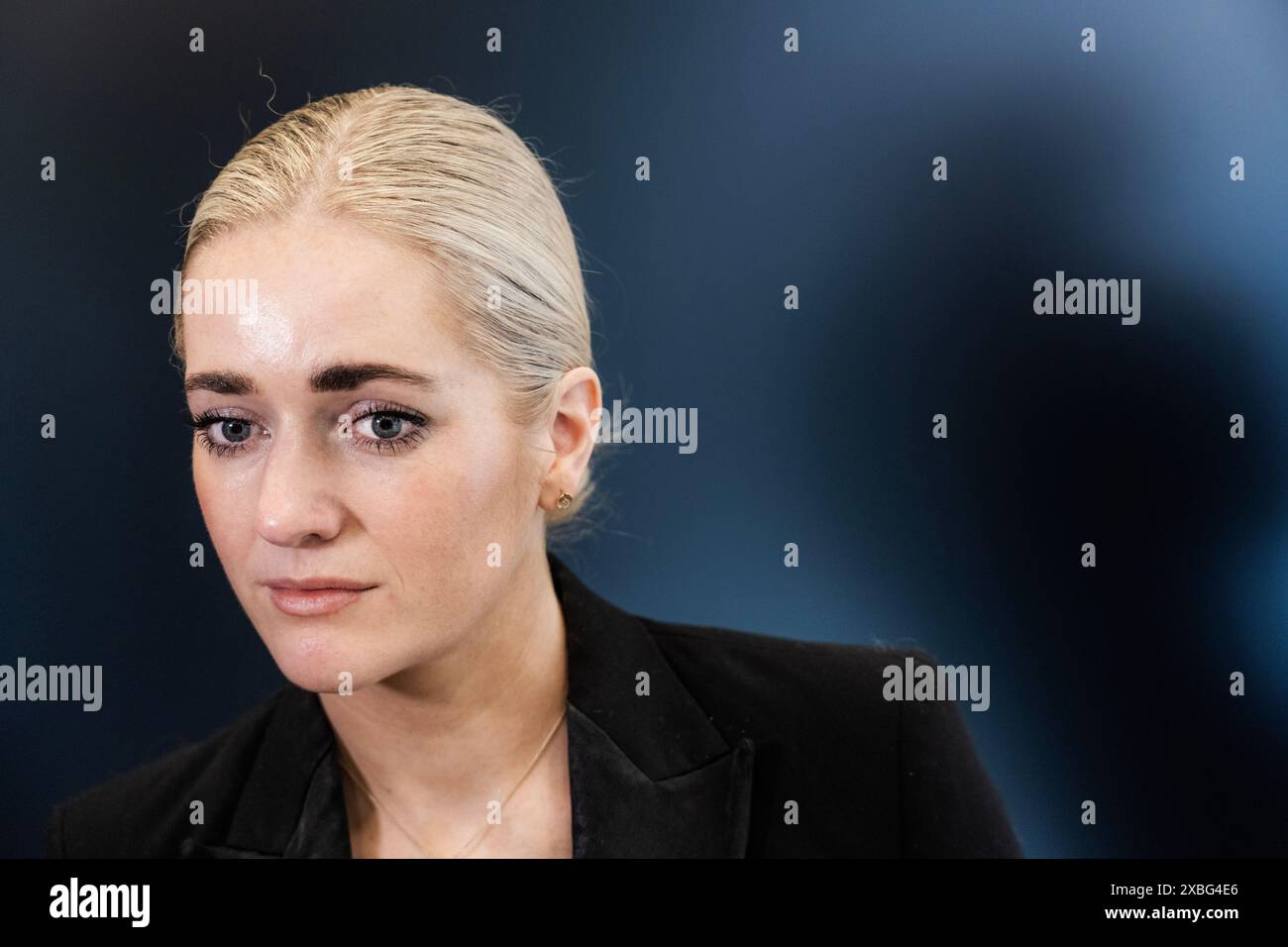 Meet the heads hi-res stock photography and images - Alamy