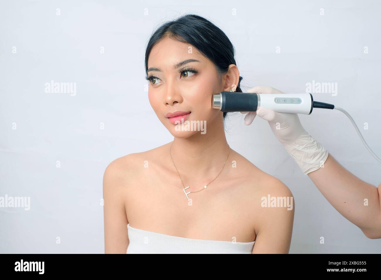 Beautiful Asian Woman Receiving Oxygeneo Facial for Soft Skin and ...