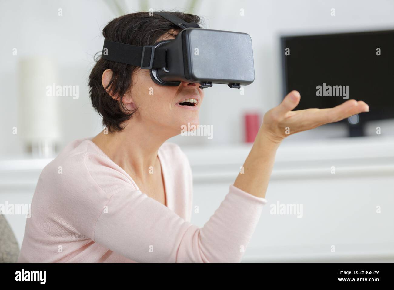 using a 3d virtual reality mask Stock Photo - Alamy