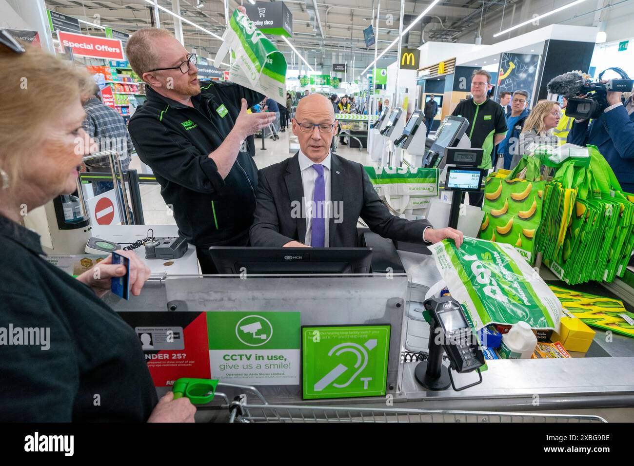 Scottish First Minister helps out on the check-out at Asda Chesser ...
