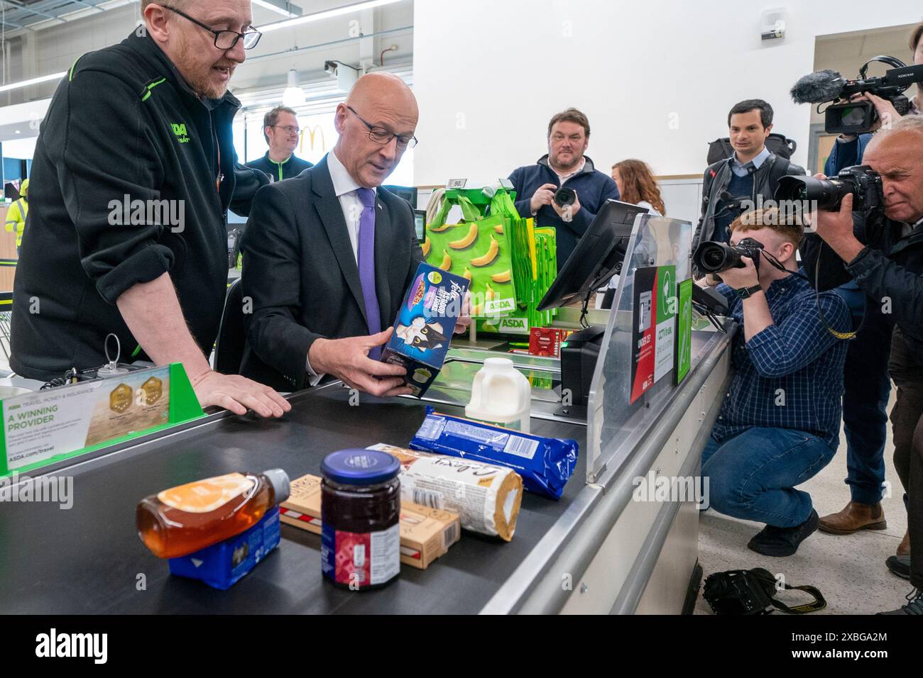 Scottish First Minister helps out on the check-out at Asda Chesser ...