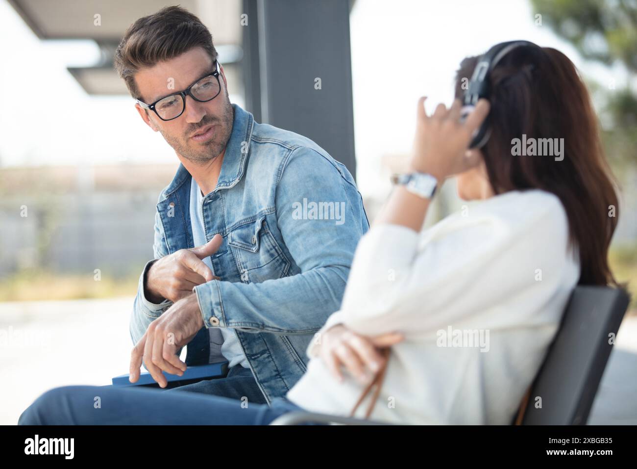 people having a conversation in a train station Stock Photo - Alamy