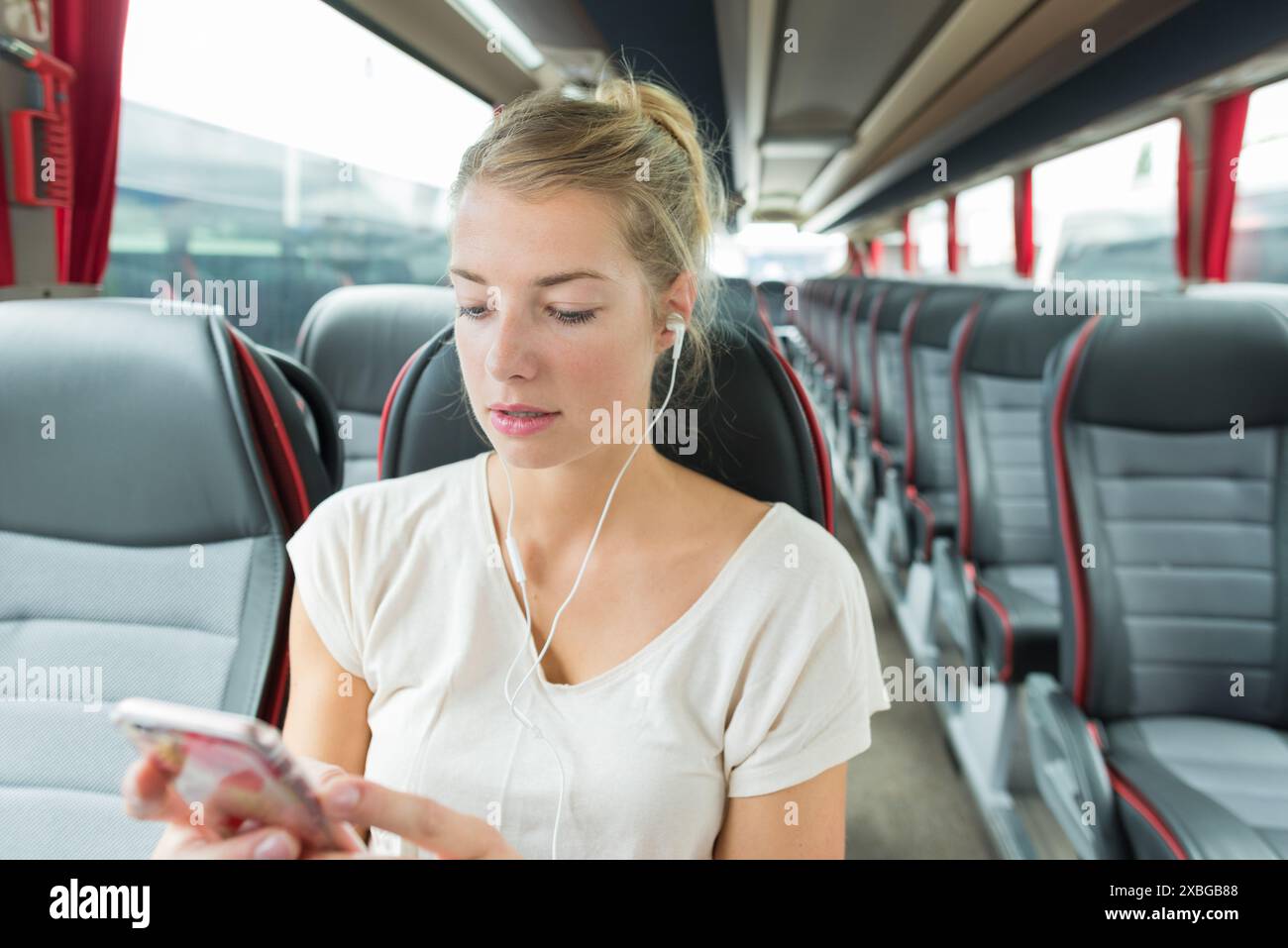 Bus alone night hi-res stock photography and images - Alamy