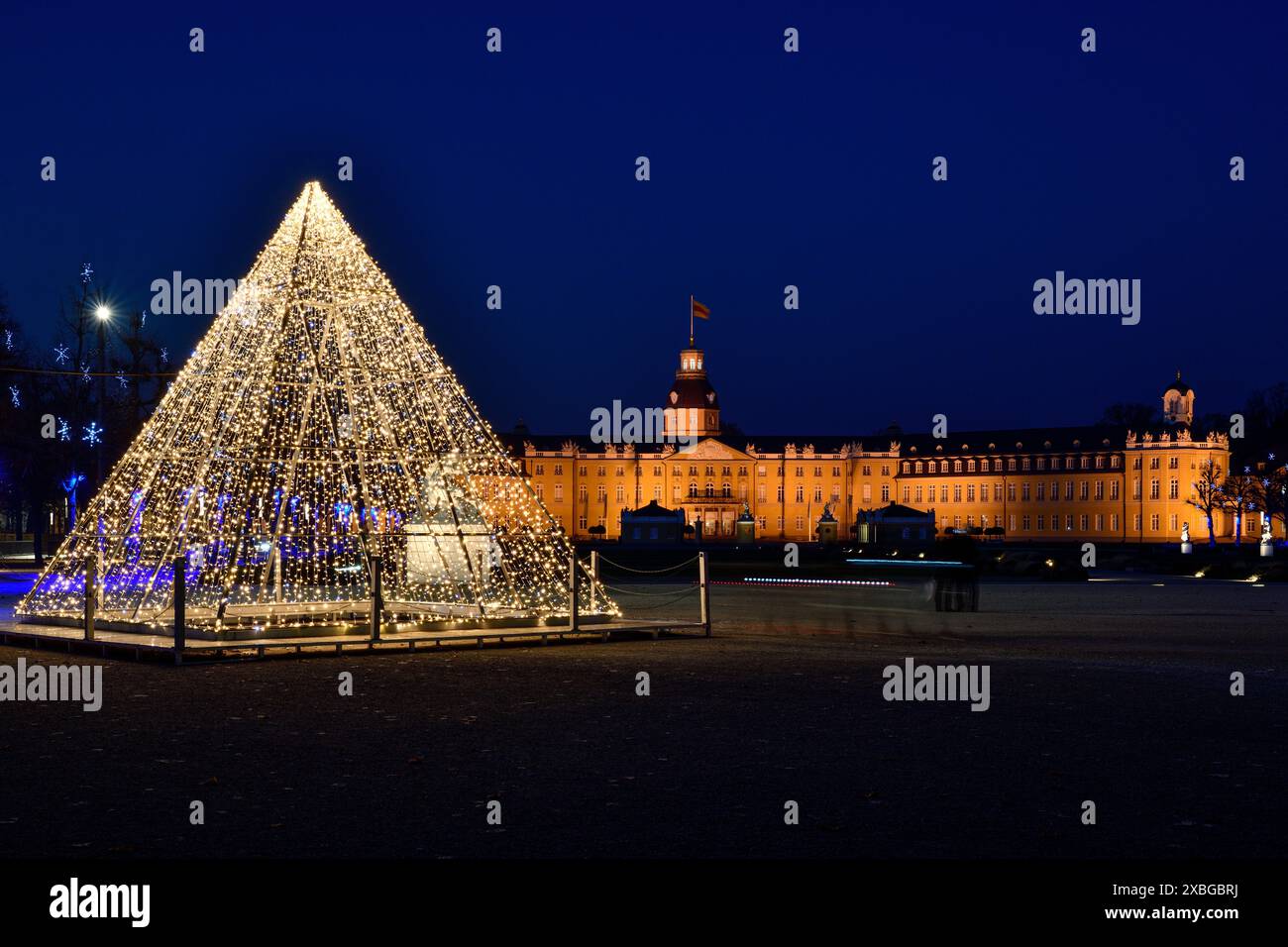 Illuminated castles hi-res stock photography and images - Alamy