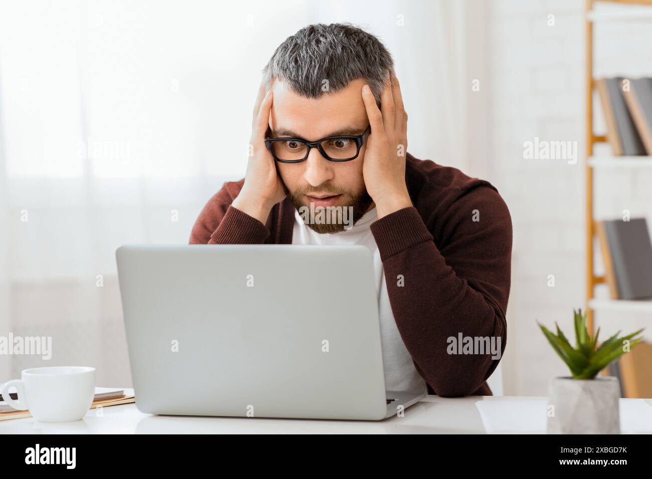 Stares at screen hi-res stock photography and images - Alamy