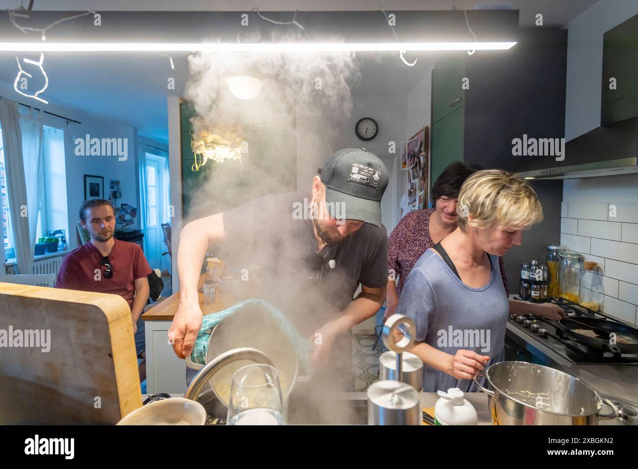 cooking with friends at home Stock Photo - Alamy