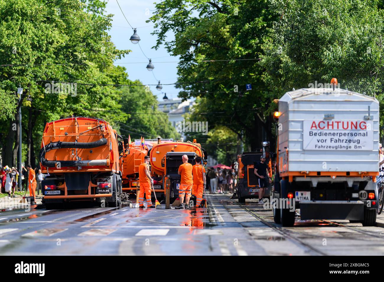 ABD0058 20240608 - WIEN - ÖSTERREICH: Mitarbeiter der MA48 hinter dem ...