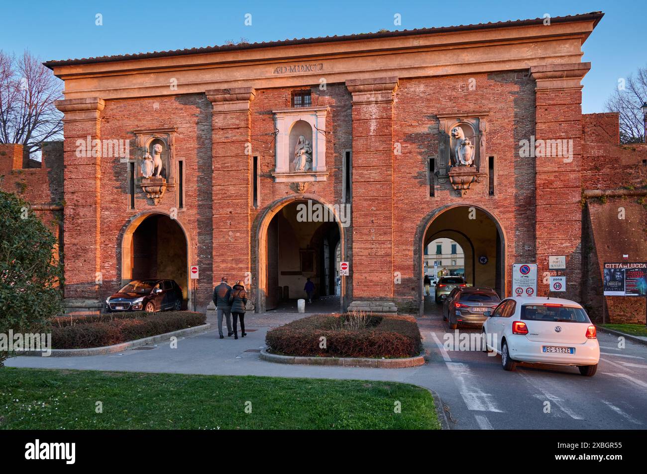 Lucca city gate hi-res stock photography and images - Alamy