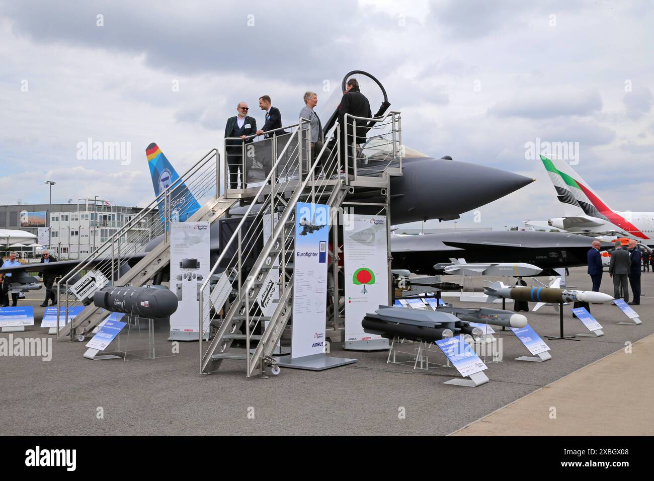 An einem Kampfflugzeug vom Typ Eurofighter Typhoon werden optionale ...