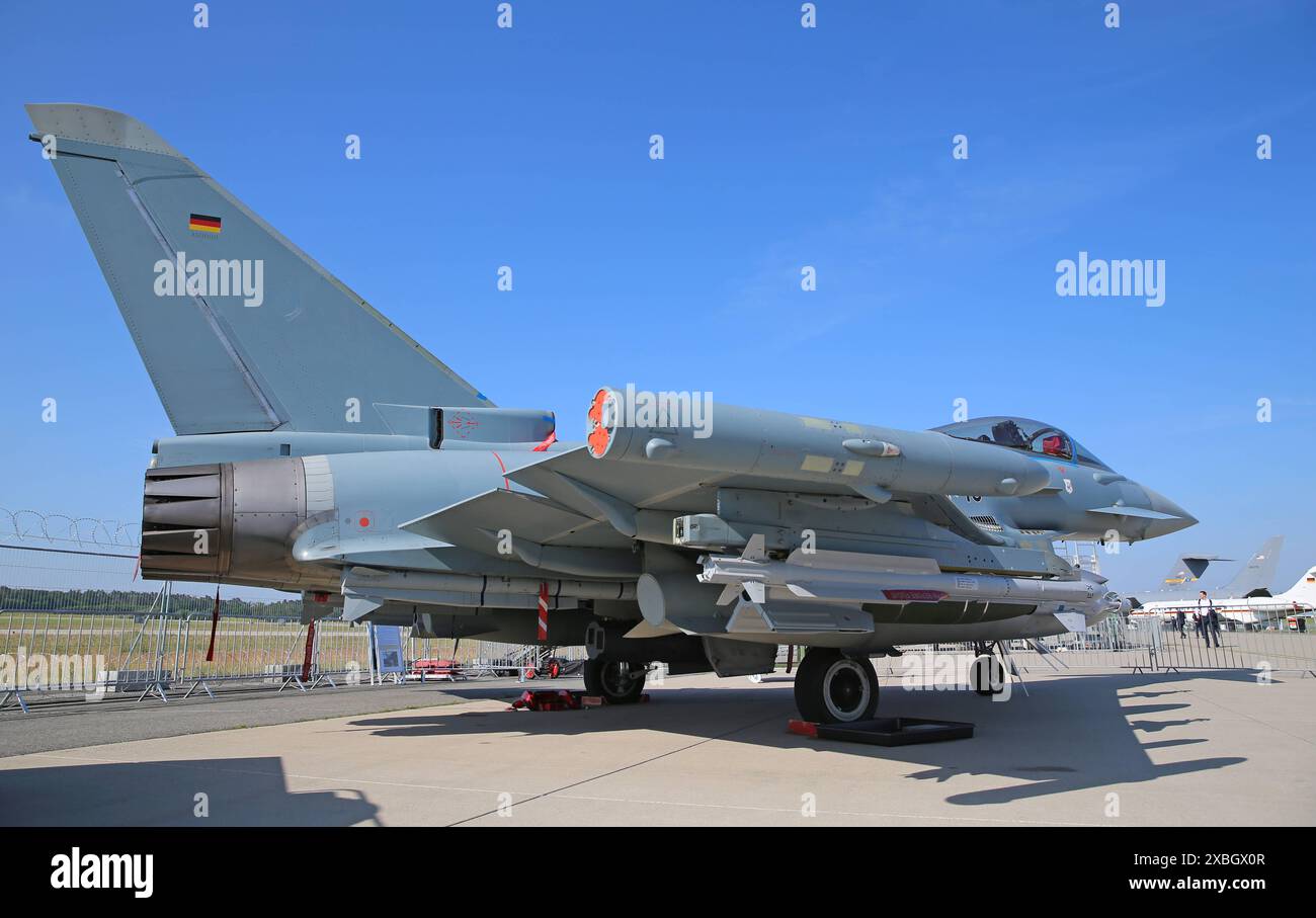 Ein Kampfflugzeug der Luftwaffe vom Typ Eurofighter im Static Display auf dem Flughafen Berlin ...