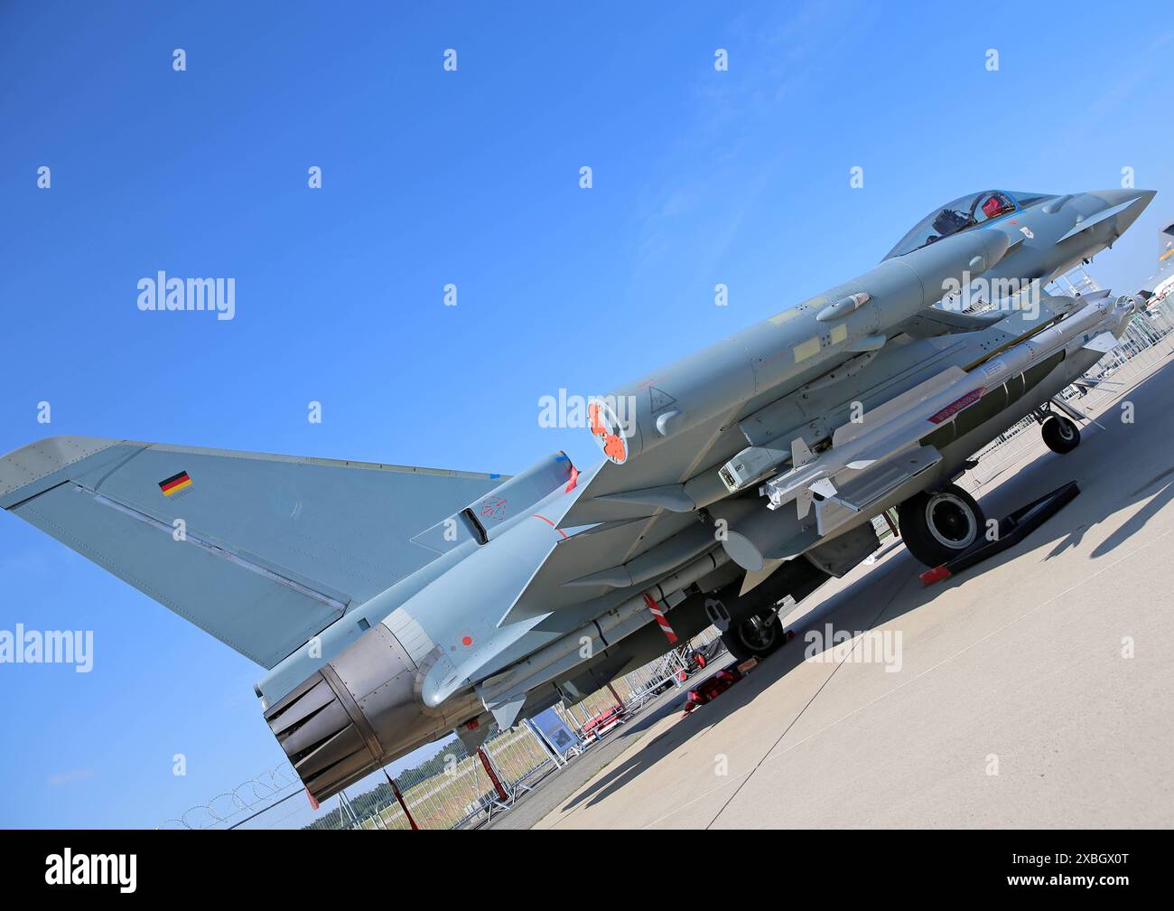 Ein Kampfflugzeug der Luftwaffe vom Typ Eurofighter im Static Display auf dem Flughafen Berlin ...