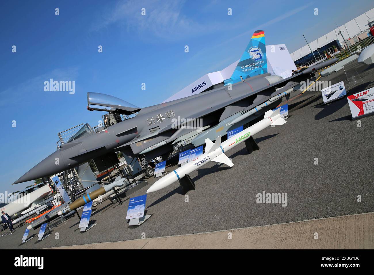 An einem Kampfflugzeug vom Typ Eurofighter Typhoon werden optionale ...