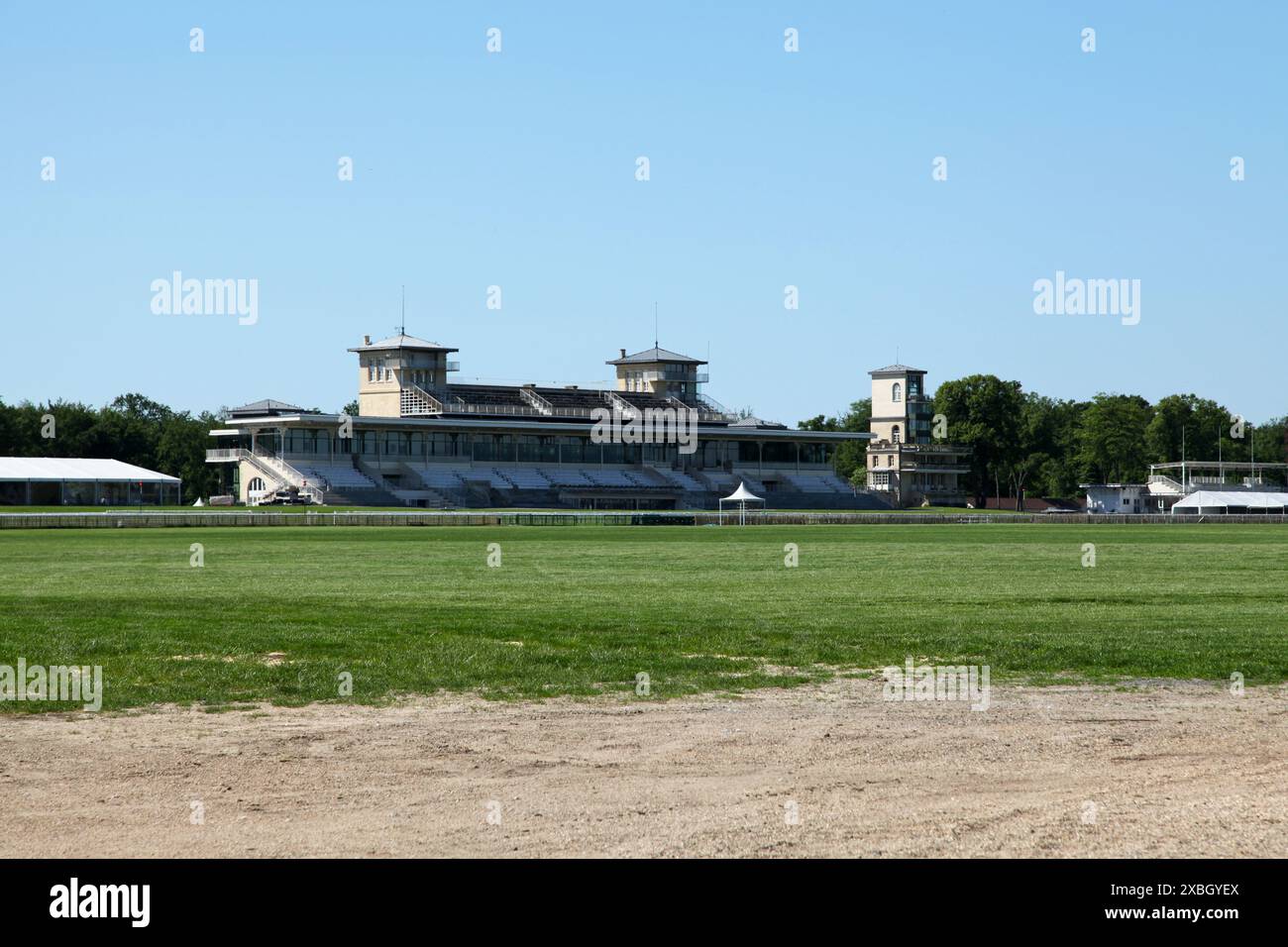 Chantilly horse racing hi-res stock photography and images - Alamy