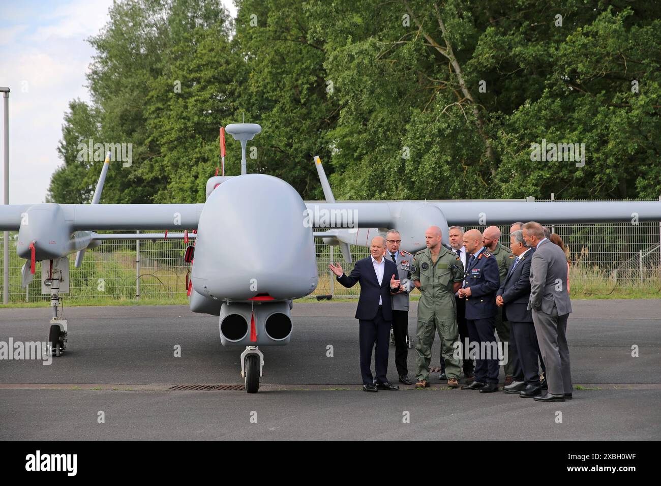 Bundeskanzler Olaf Scholz besichtigt auf der ILA eine Drohne Heron TP ...