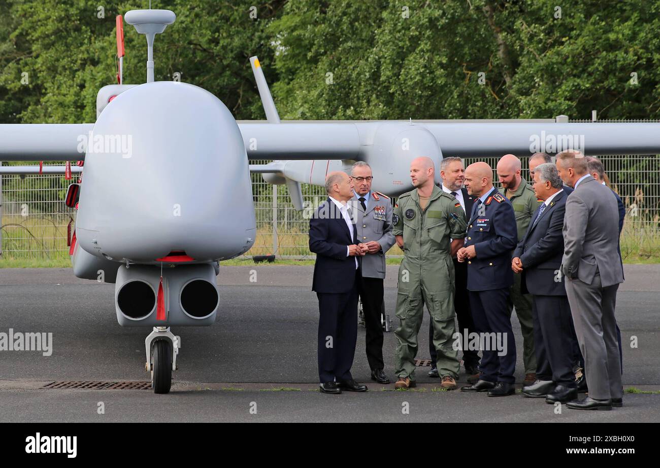 Bundeskanzler Olaf Scholz besichtigt auf der ILA eine Drohne Heron TP ...