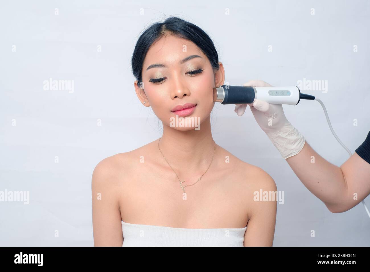 Stunning Asian Woman Taking Oxygeneo Facial Treatment for Soft Skin and ...