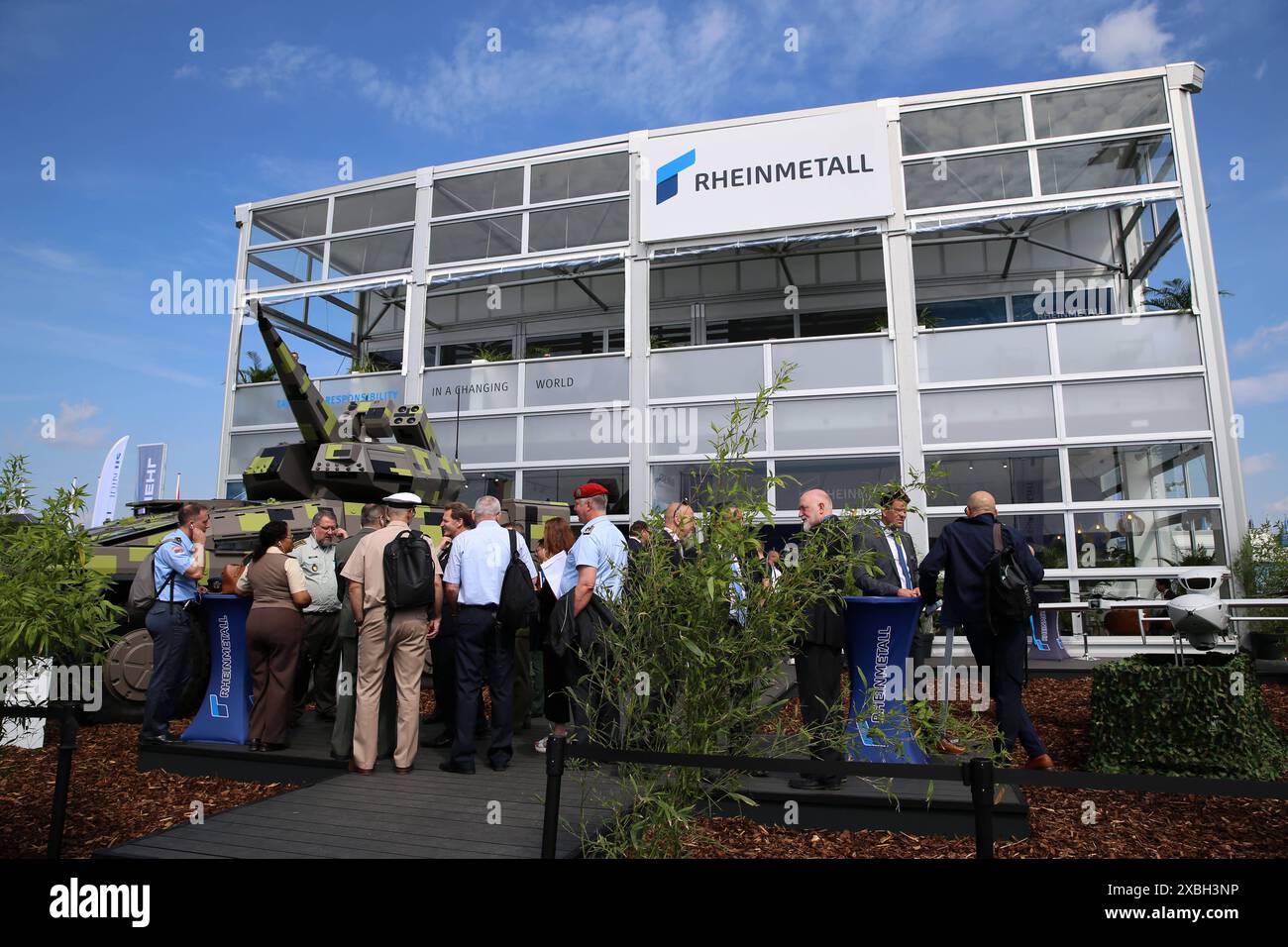 Ein Flugabwehrsystem Skyranger 30 auf Basis des Radpanzer Boxer vor dem ...
