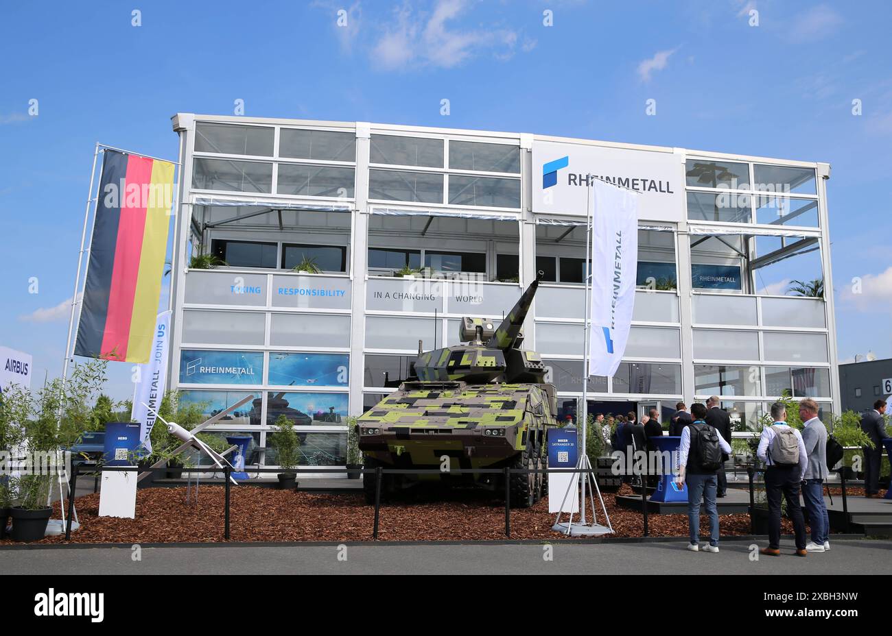 Ein Flugabwehrsystem Skyranger 30 auf Basis des Radpanzer Boxer vor dem ...