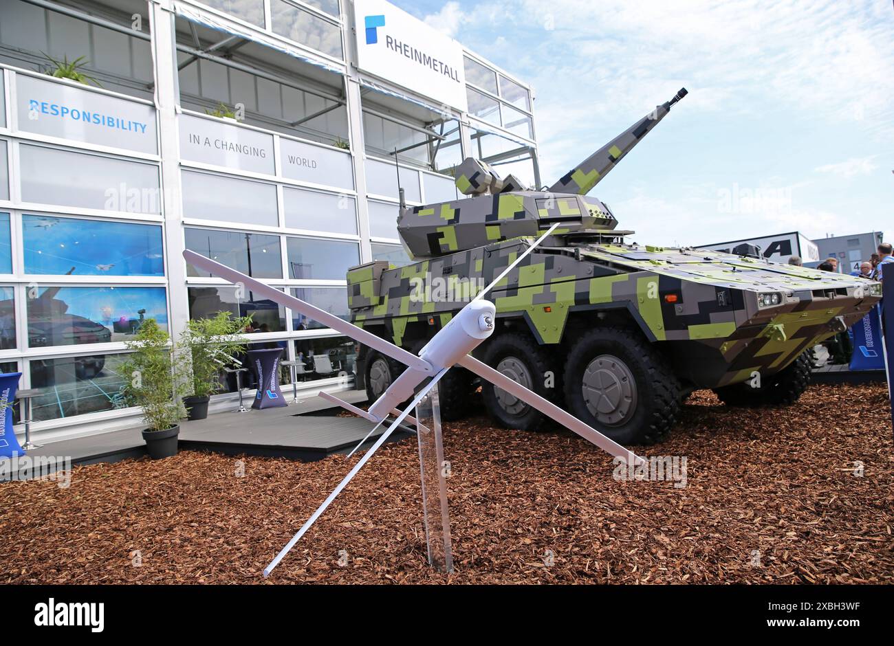 Ein Flugabwehrsystem Skyranger 30 auf Basis des Radpanzer Boxer vor dem ...