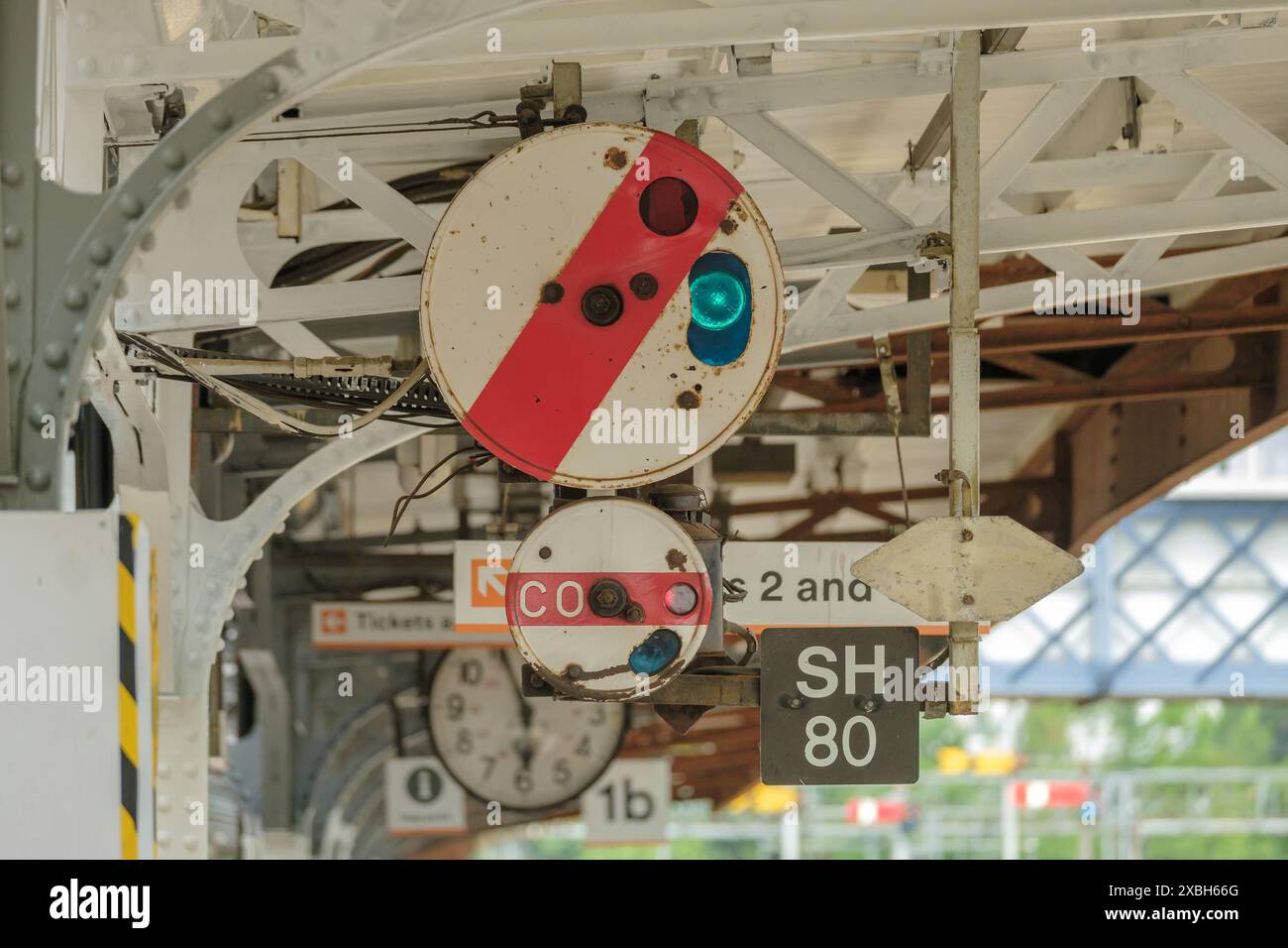 An unusual arrangement of a roof mounted disc signal with calling on ...