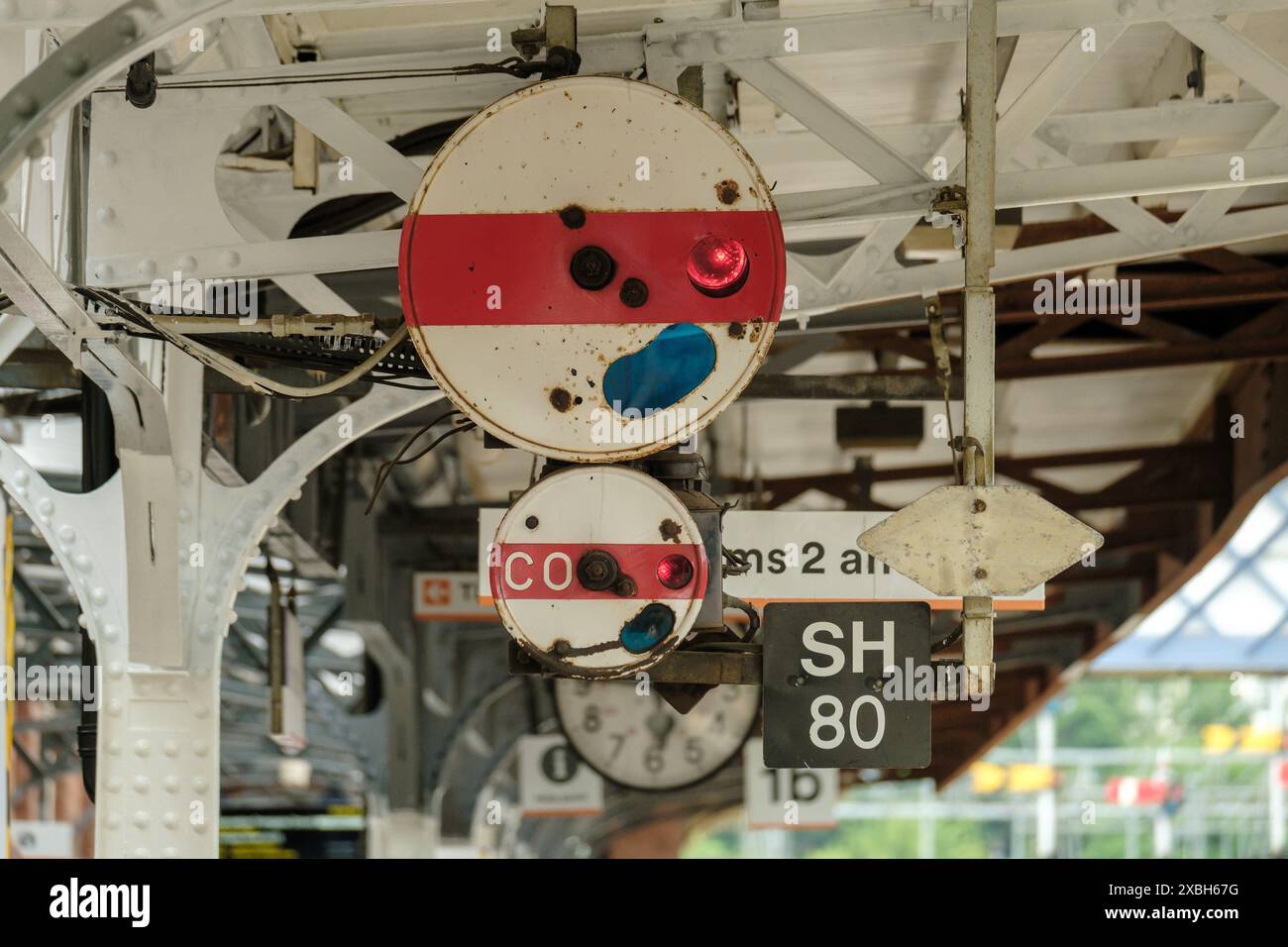 An unusual arrangement of a roof mounted disc signal with calling on ...